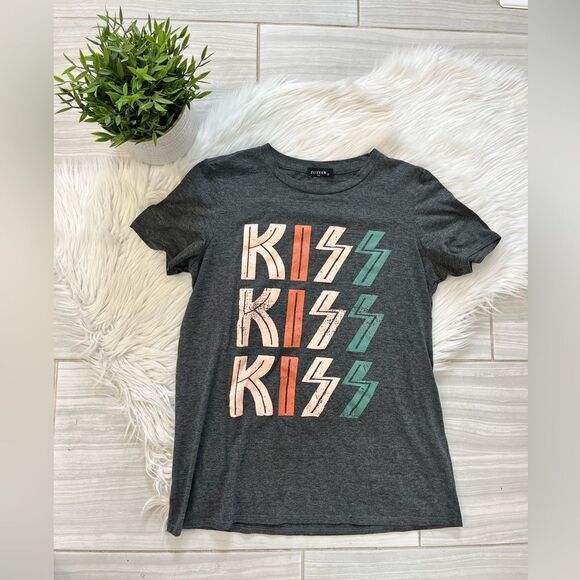 zutter | Tops | Zuttergreykissgraphictee | Poshmark